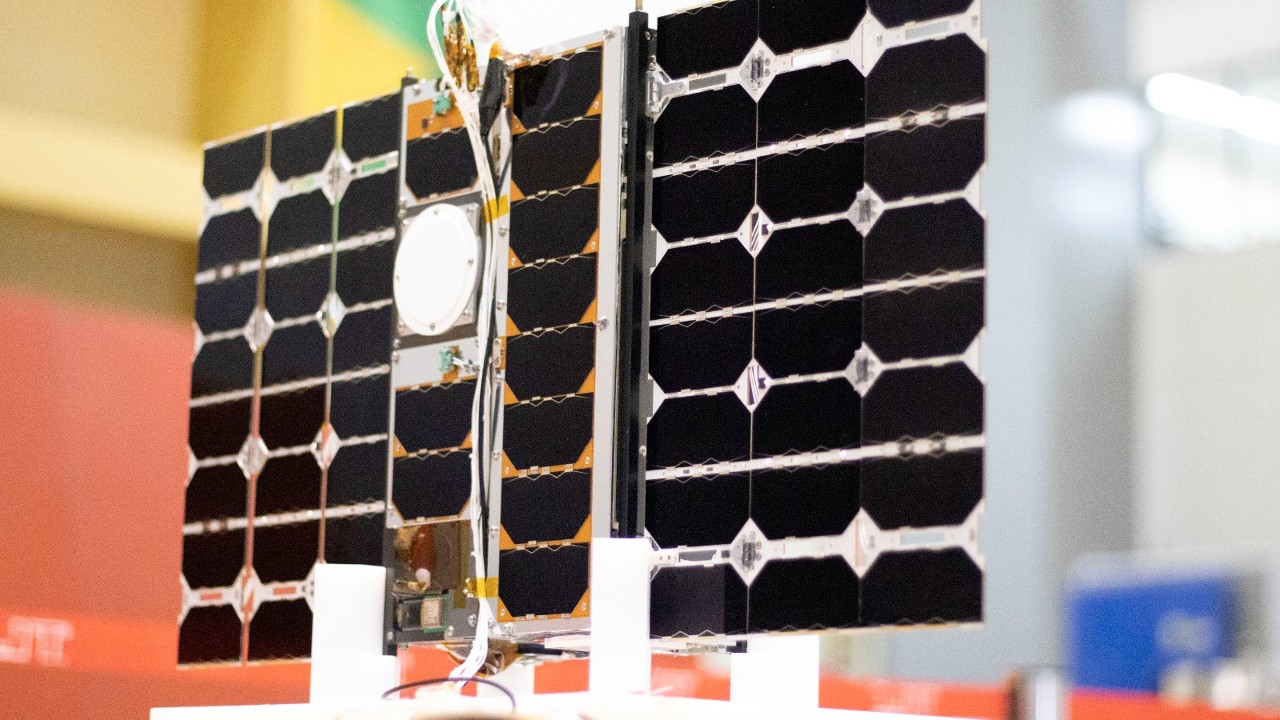 Primeiro nanossatélite da indústria brasileira é lançado em órbita nos ...